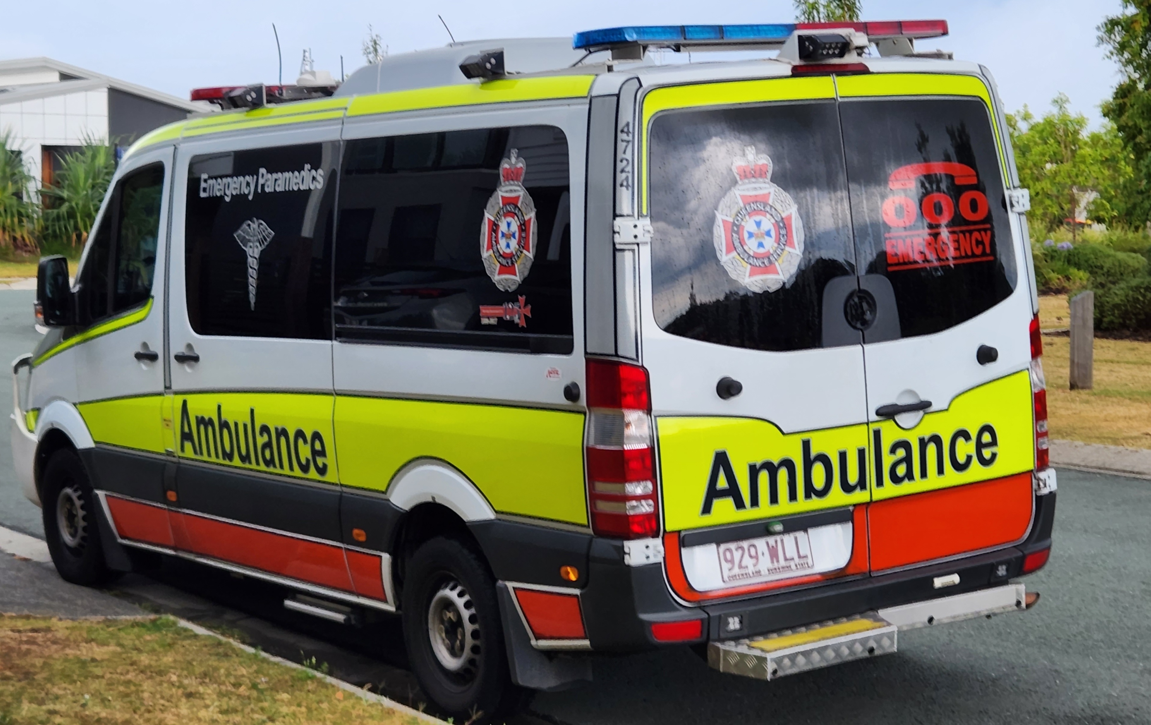 Man injured after falling 4m from shed roof - 4RO